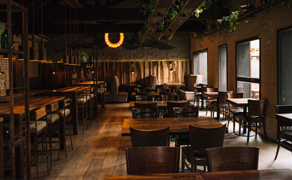 Historia y orígen de los bares | Aprende Institute